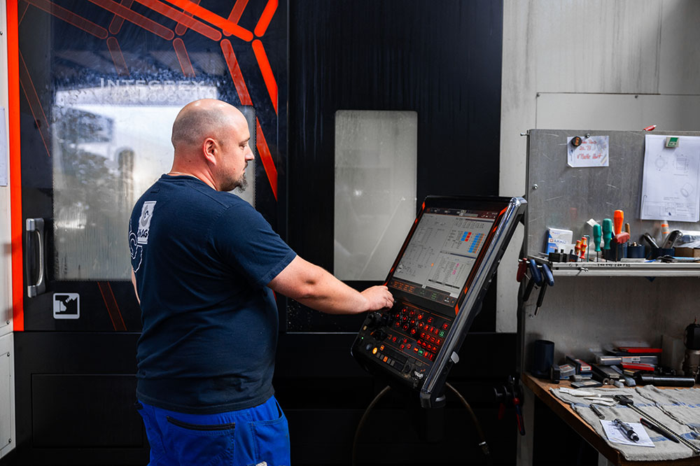 HELO: Spezialanfertigungen Stahlbehälter | Industrie | Global